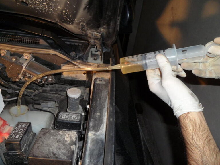 Troppo olio nel motore: sintomi, problemi e soluzioni - La Tua Auto